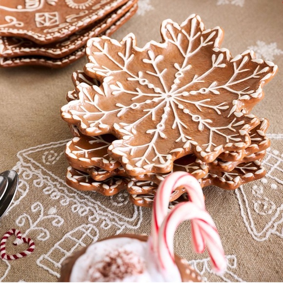 Pottery Barn | Dining | Pottery Barn Gingerbread Snowflake Plates Set ...